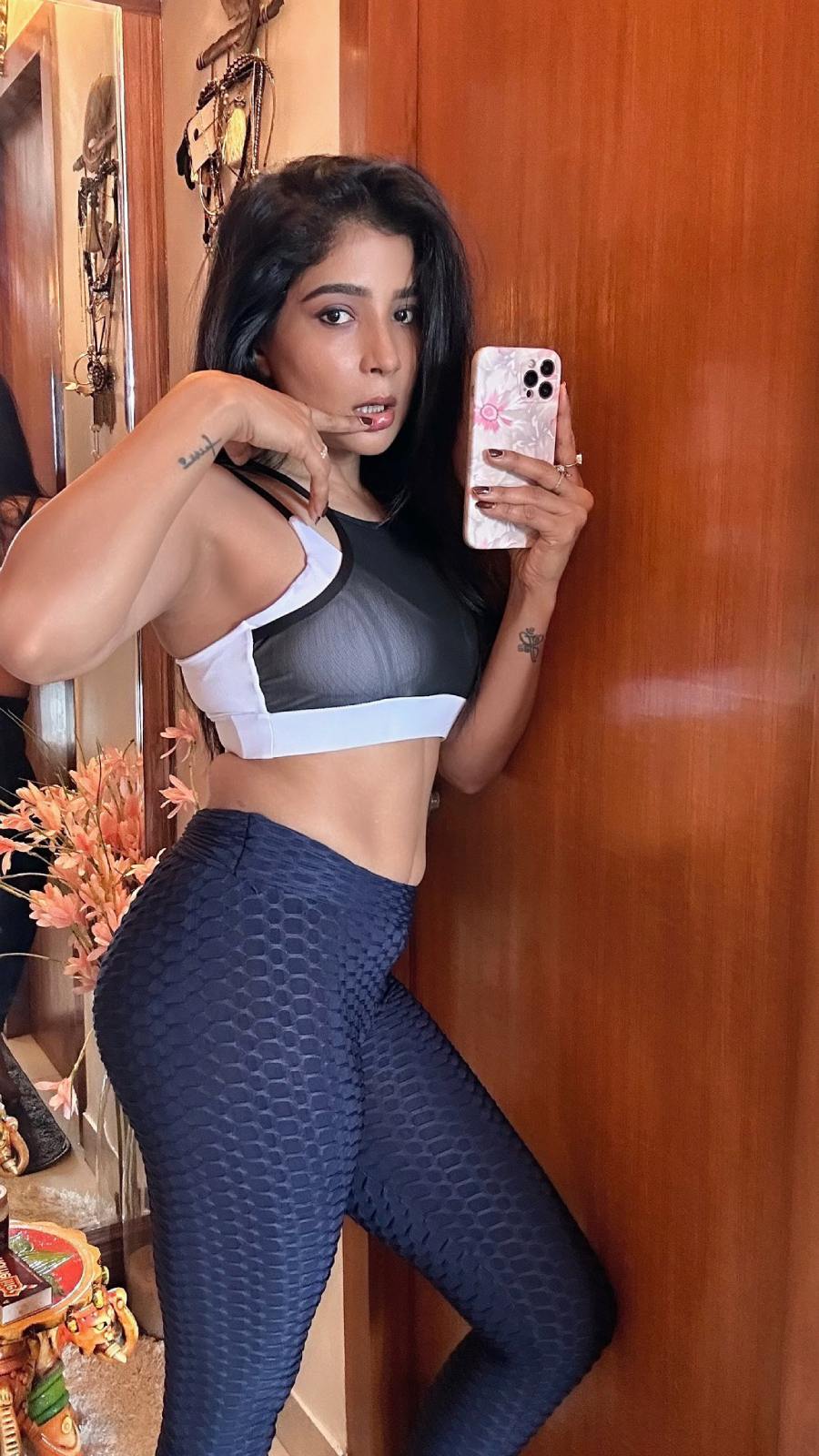 சாக்ஷி அகர்வால் Photos & Images # 37036 - Filmibeat Tamil