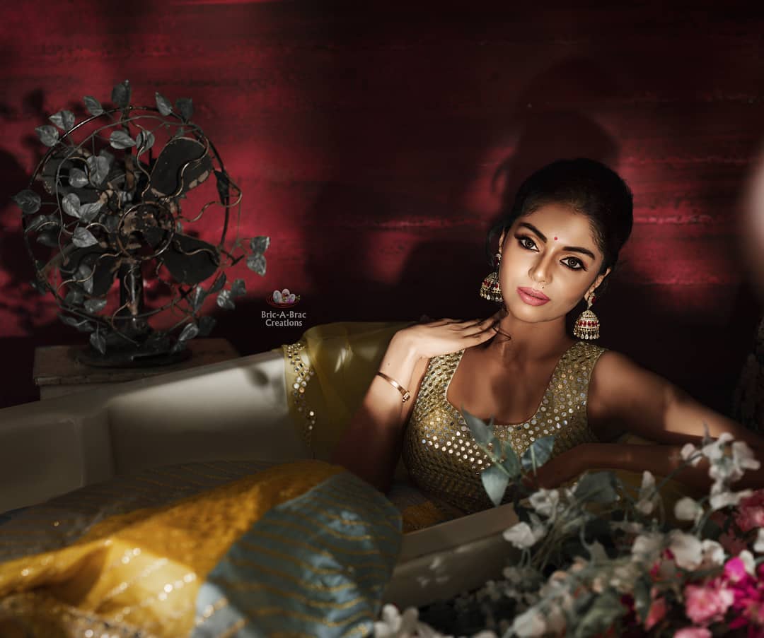 சனம் செட்டி Photos & Images # 2180 - Filmibeat Tamil