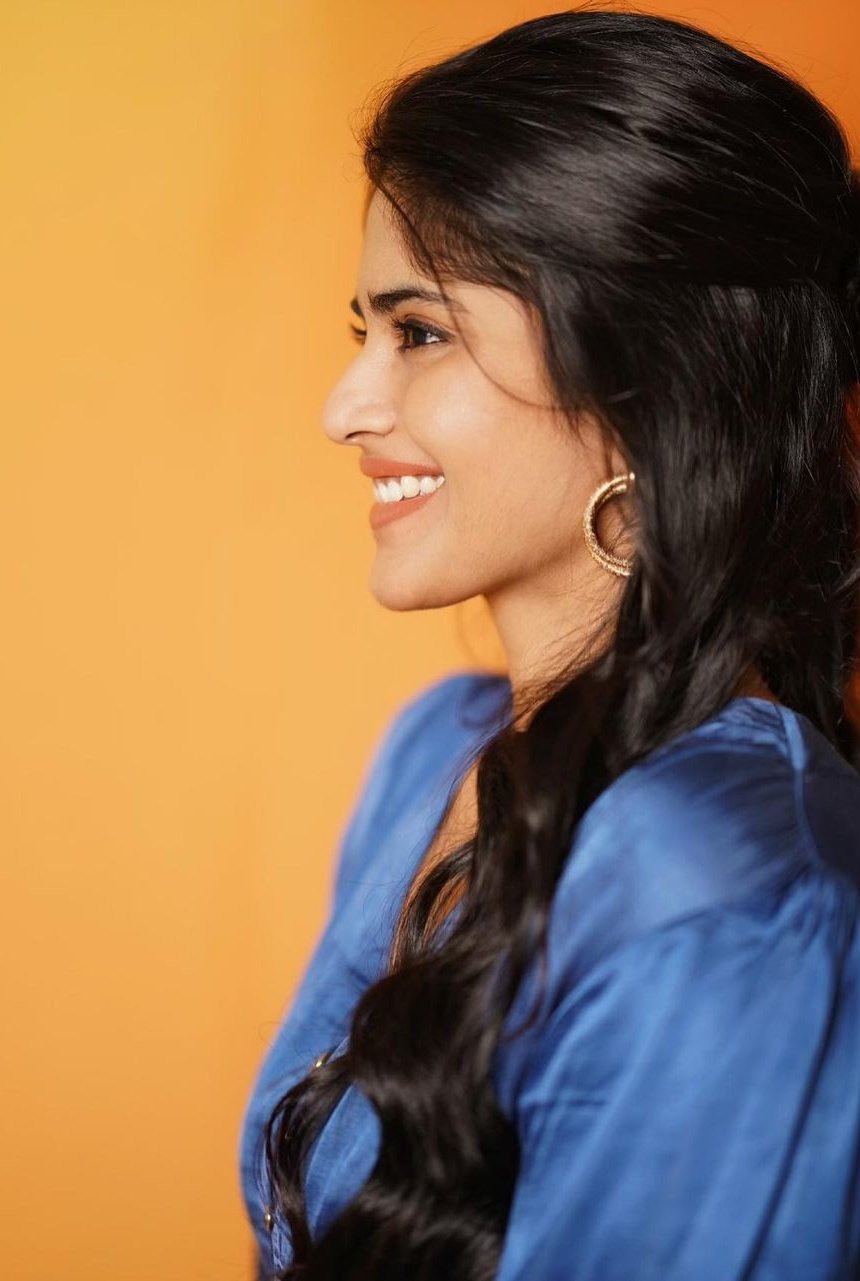 மேகா ஆகாஷ் Photos & Images # 31342 - Filmibeat Tamil