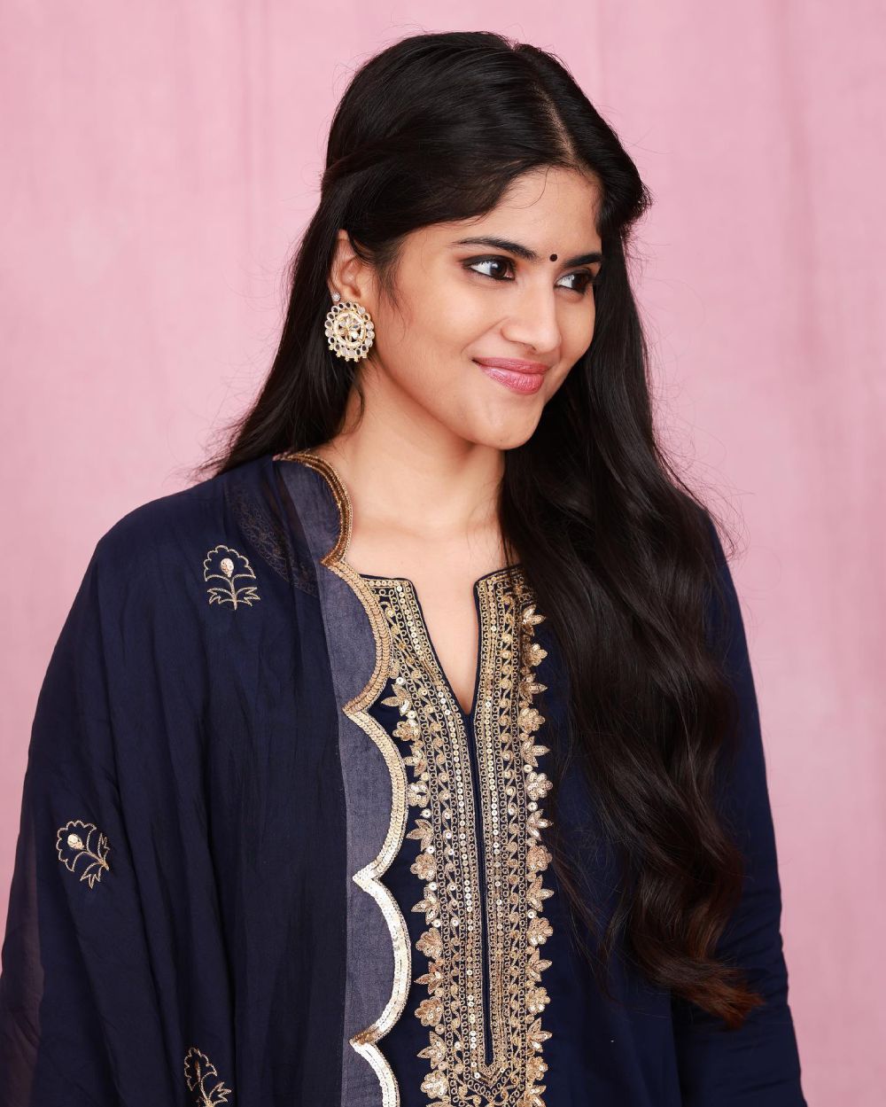 மேகா ஆகாஷ் Photos & Images # 31691 - Filmibeat Tamil