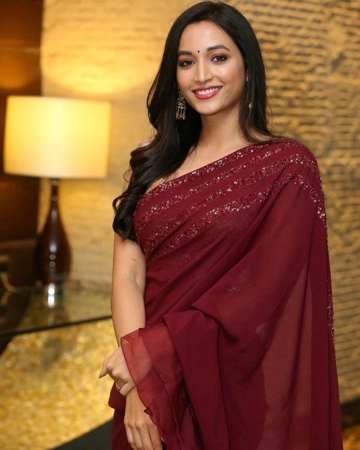 ஸ்ரீநிதி ஷெட்டி Photos & Images # 25575 - Filmibeat Tamil