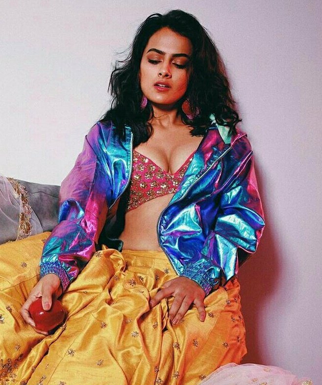 சிரத்தா ஸ்ரீநாத் Photos & Images # 23422 - Filmibeat Tamil