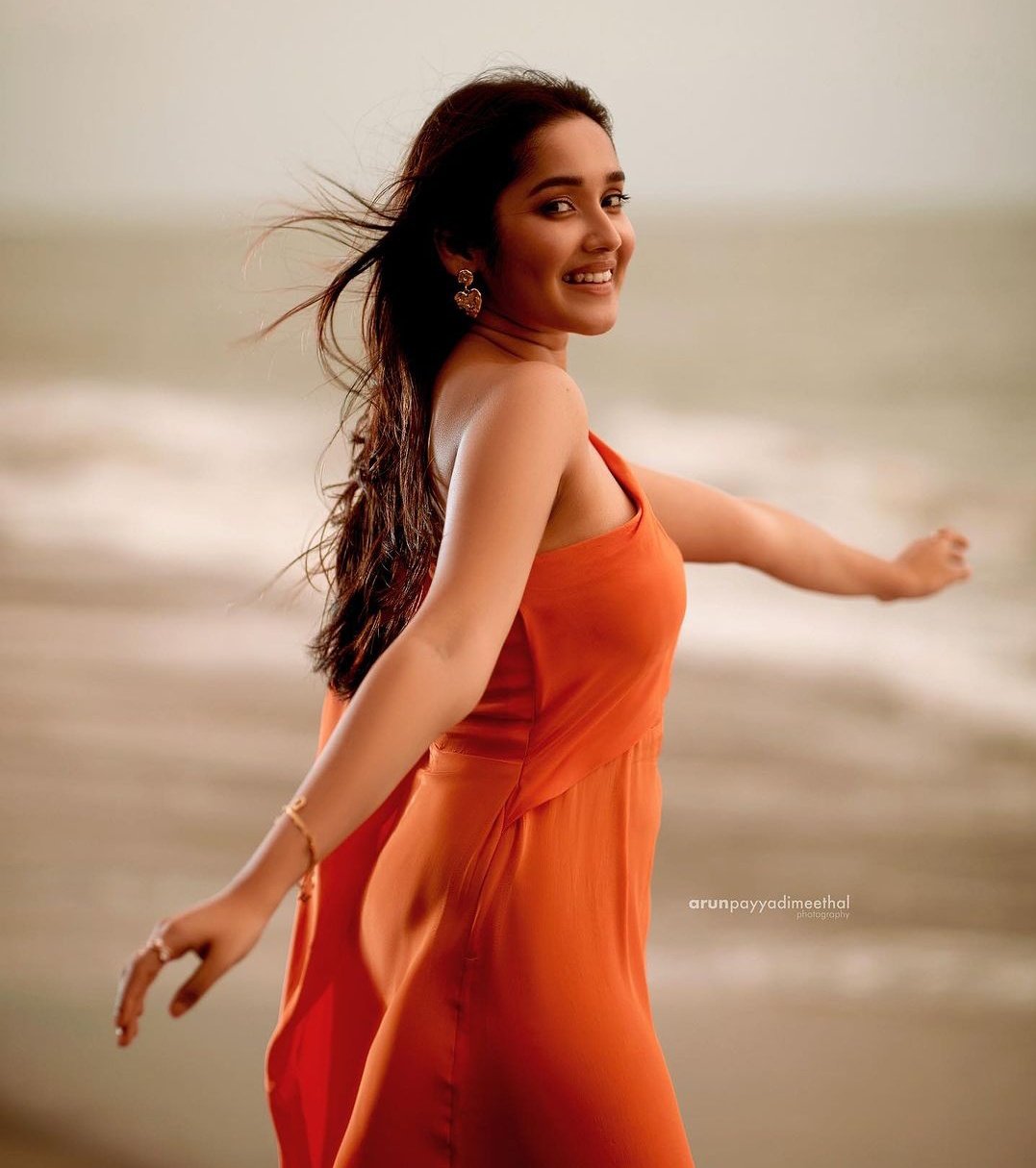 அனிகா Photos & Images # 5986 - Filmibeat Tamil