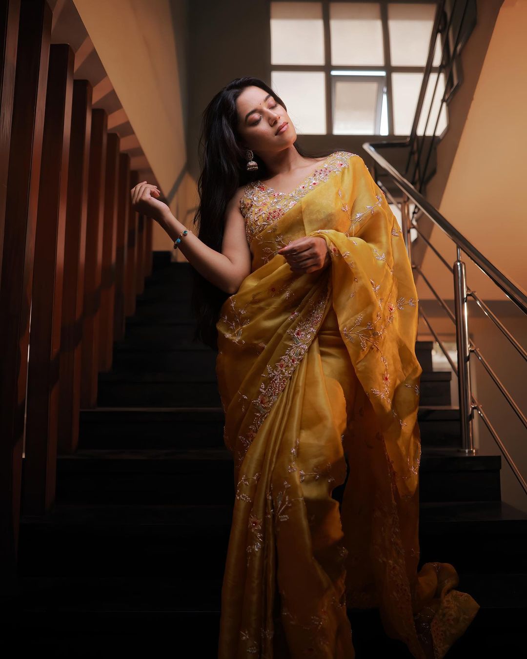 மிருணாளினி ரவி Photos & Images # 27010 - Filmibeat Tamil