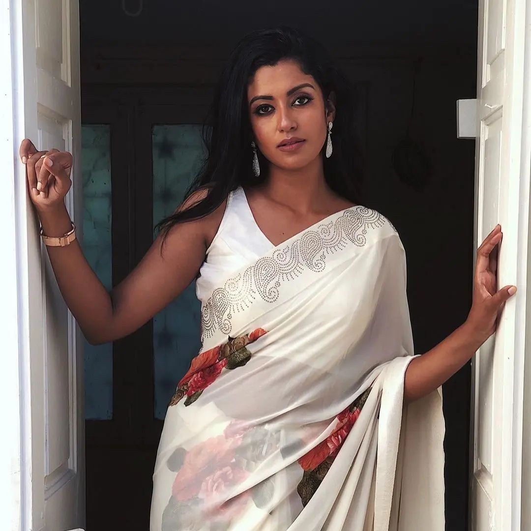 ரோஷ்னி ஹரிப்ரியன் Photos & Images # 20020 - Filmibeat Tamil