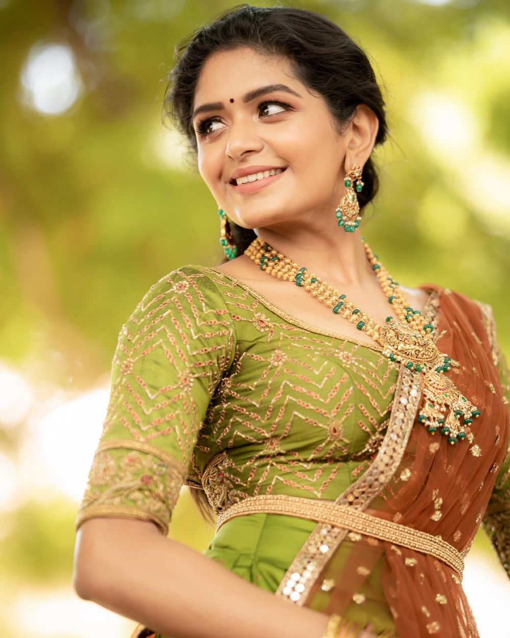 வரலக்ஷ்மி சரத்குமார் Photos & Images # 27453 - Filmibeat Tamil