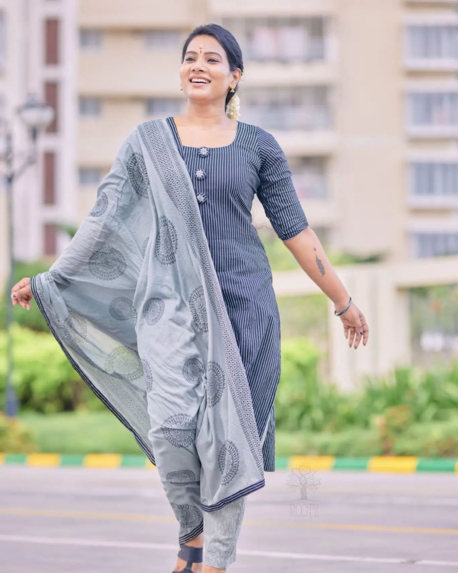 திவ்யா துரைசாமி Photos & Images # 24613 - Filmibeat Tamil