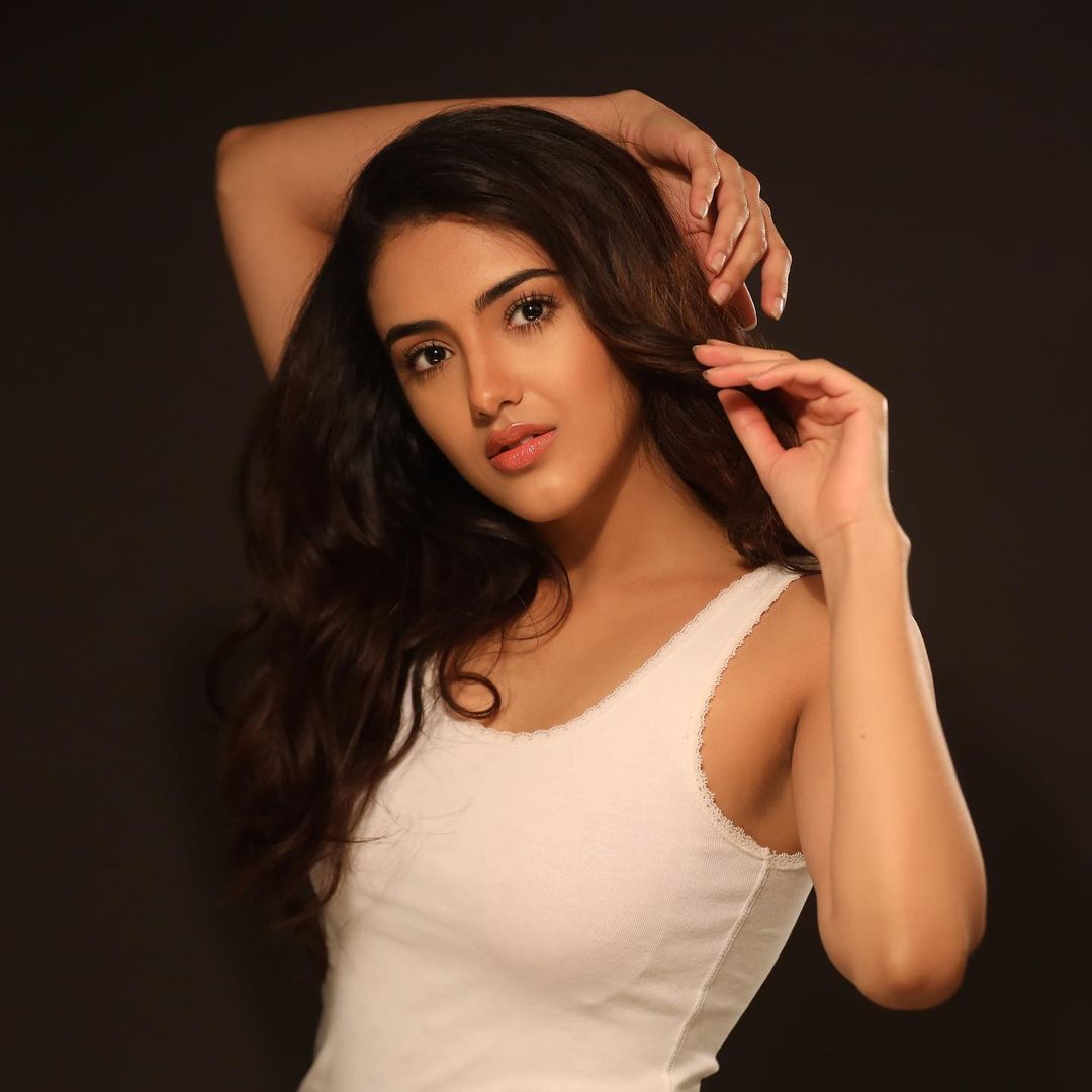 மால்விகா சர்மா Photos & Images # 29763 - Filmibeat Tamil