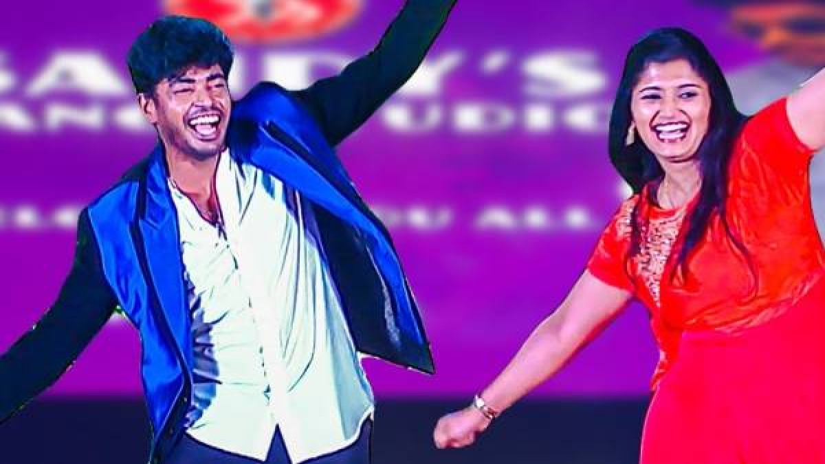 அலுங்காம… குலுங்காம… செம ஆட்டம் போட்ட சாண்டி மனைவி.. வைரல் வீடியோ ...