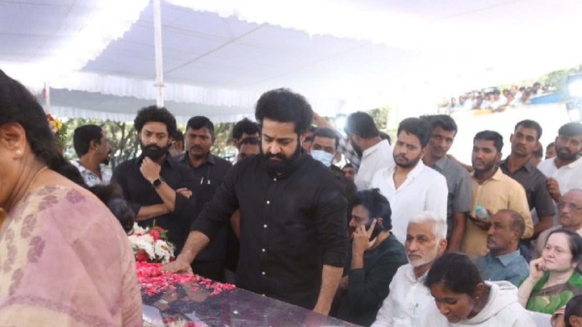 தெலுங்கு நடிகர் தாரகா ரத்னா மறைவு... பாலய்யா, ஜூனியர் NTR கண்ணீர் மல்க ...