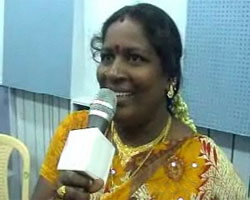சாலை விபத்தில் கிராமியப் பாடகி சின்னப்பொண்ணு படுகாயம் | Folk singer ...