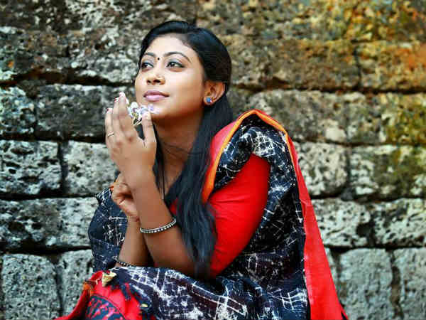 நைசா என் படுக்கையில் வந்து படுத்தார்: பிரபல நடிகர் மீது நடிகை புகார் ...