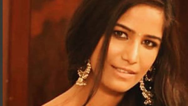 "அந்த" இடத்தில் வைத்து செல்போன் பரிசளித்த பூனம் பாண்டே ...