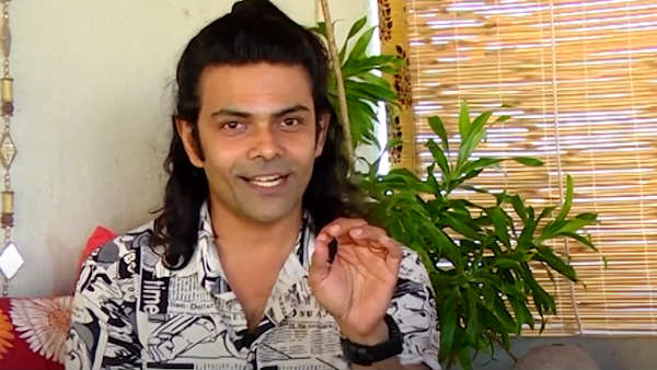 இயக்குநர் அவதாரம் எடுத்த பிரபல நடிகர்.. கொரோனாவால் தள்ளிப் போன ...