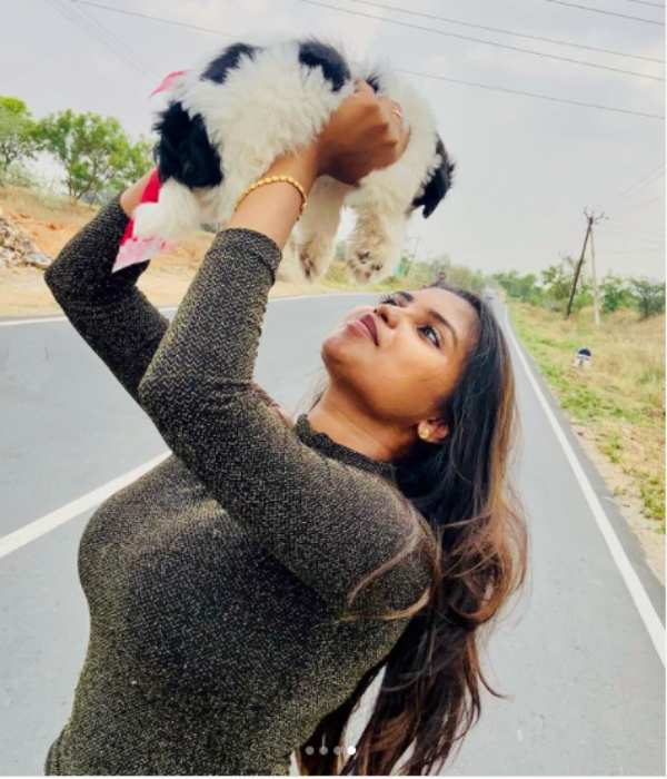 தடவி.. தடவி.. என்னா எக்ஸ்ப்ரஷன்.. எல்லை மீறும் இலக்கியா.. கழுவி ஊற்றும் ...