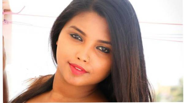 இதென்ன.. பாவாடையும் இல்ல.. ஜாக்கெட்டும் இல்ல.. பேண்டுக்கு தாவணி போட்ட ...