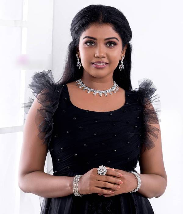 கருப்பு ஸ்லீவ்லெஸ் காஸ்ட்யூமில் மனதை கொள்ளை கொள்ளும் நடிகை ரித்விகா ...