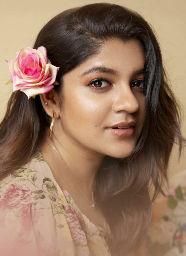 சேலை கட்டும் பெண்ணுக்கொரு வாசம் உண்டு... பொம்மியின் ஹோம்லி லுக் ...