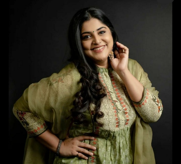 பச்சை நிறமே பச்சை நிறமே.. பச்சை உடையில் பப்ளியாக போஸ் கொடுத்த மஞ்சிமா ...