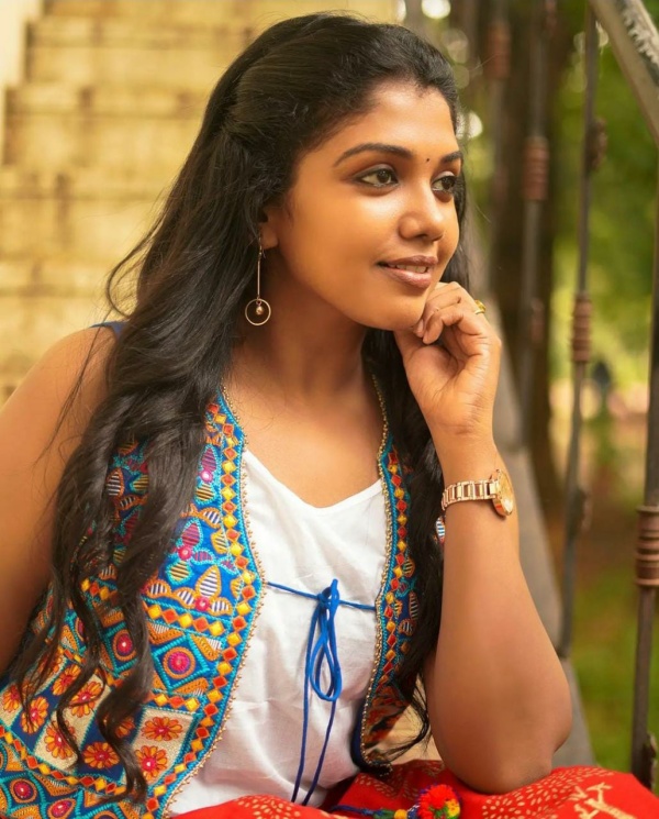 பாவாடை தாவணியில் கிராமத்து பெண்ணாக மயக்கும் நடிகை ரித்விகா! | Actress ...