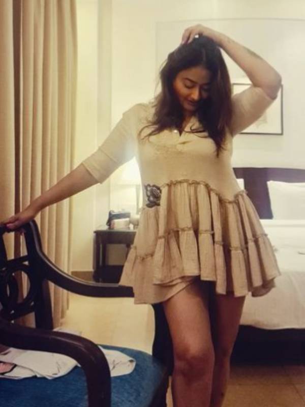 கவர்ச்சியில் அத்துமீறும் கிரண்… இந்த வயசுல இதெல்லாம் தேவையா விளாசும் ...