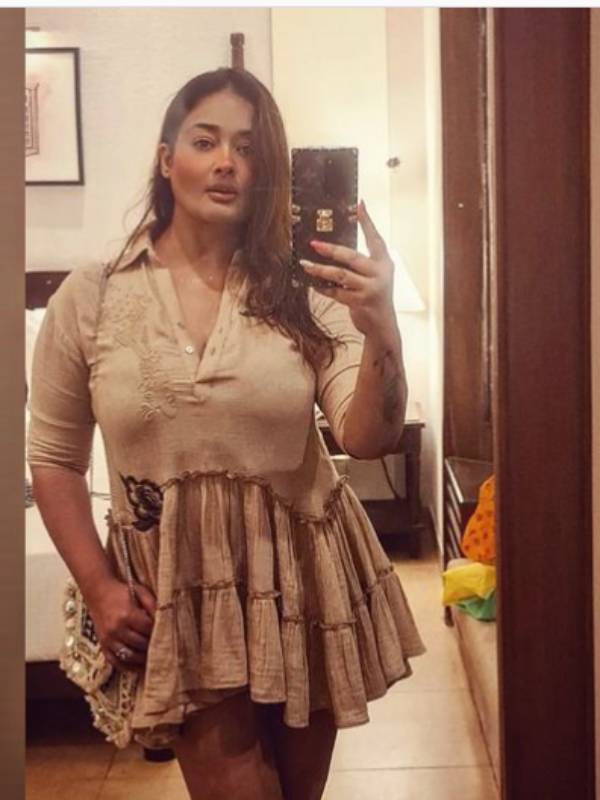 கவர்ச்சியில் அத்துமீறும் கிரண்… இந்த வயசுல இதெல்லாம் தேவையா விளாசும் ...