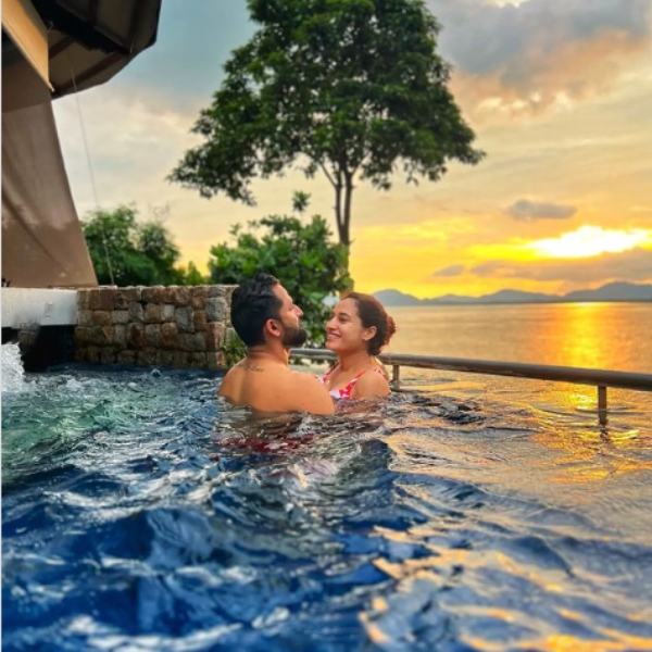 கர்ப்பமா இருக்கும் போதும் கன்ட்ரோல் இல்லையே.. கணவருடன் நீச்சல் குளத்தில் மஜா பண்ணும் பூஜா ...