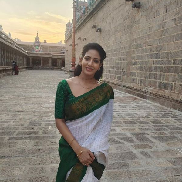 கற்சிலை அருகே பொற்சிலை.. கோயிலில் போட்டோஷுட் நடத்திய பாவனி ரெட்டி ...