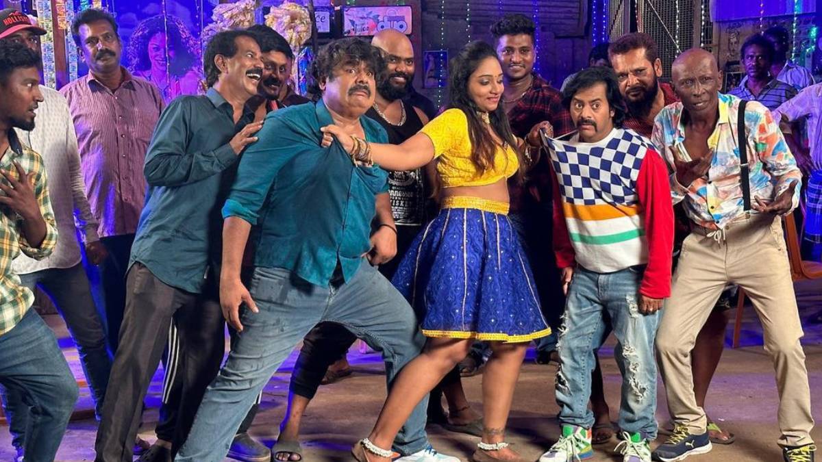 Surya Prabha: ஆத்தி.. உள்ளே ஒண்ணுமே போடல.. வெறும் சேலை மட்டும் தான்.. சைடு போஸில் செம ஹாட் ...