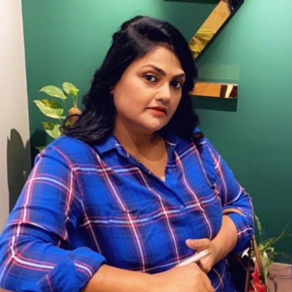 Nirosha: நைட்டியில் பார்த்த நிரோஷாவை.. மாடர்ன் உடையில் பார்த்து இருக்கீங்களா.. 52 வயதில் செம ...