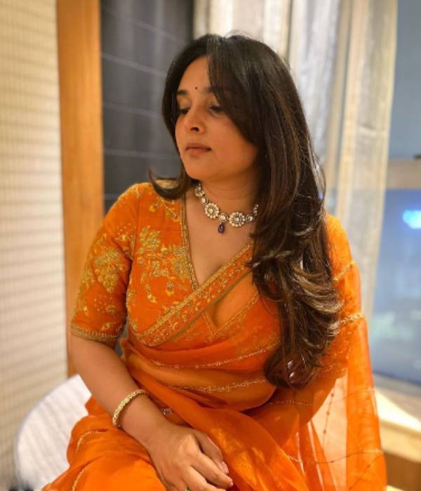 ஆத்தாடி..என்னா கிளாமர்..40 வயசுனு சொன்னா யாரும் நம்பமாட்டாங்க.. ரம்யாவின் ஹாட் பிக்ஸ்! | Kuthu ...