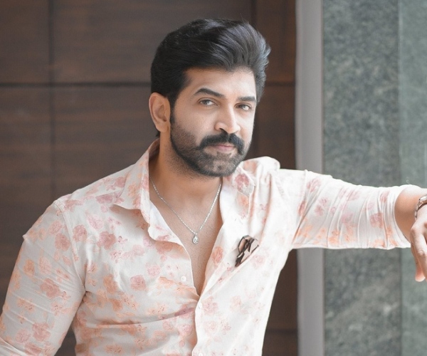 Arun Vijay: நள்ளிரவில் மனைவியுடன் கிரிவலம்... திருவண்ணாமலையில் அருண் ...