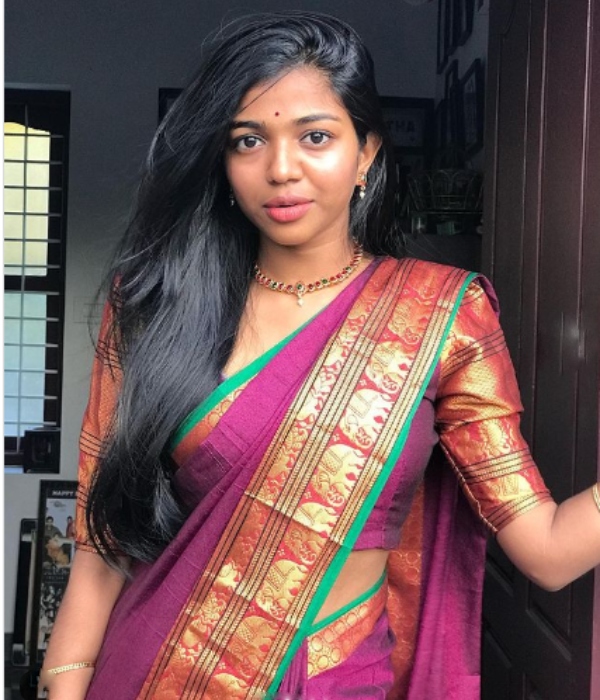 பட்டுப்புடவையில் பளபளக்குறாங்களே.. ஓரக்கண்ணால ஓரங்கட்டும் அமலா சாஜி ...